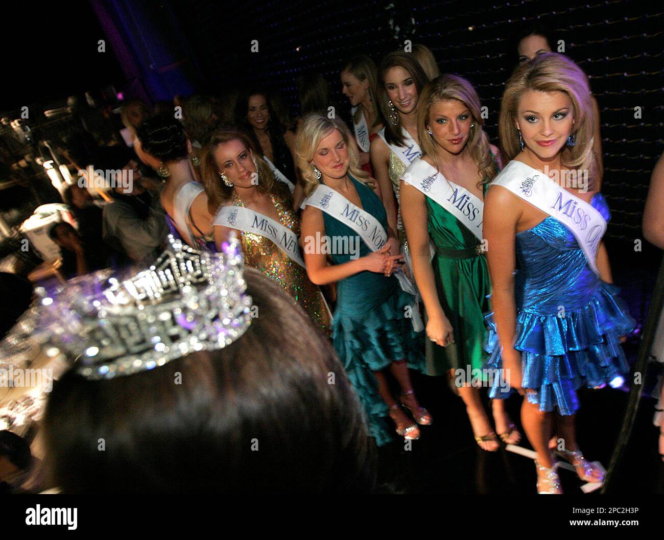 Miss Oklahoma, Lauren Nelson, right, looks at Miss America 2006 ...