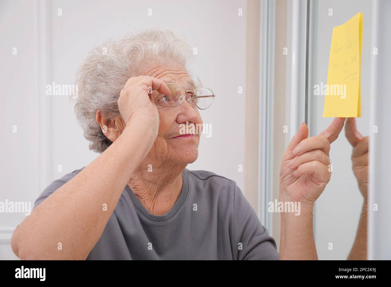 Reminder note home dementia hi-res stock photography and images - Alamy