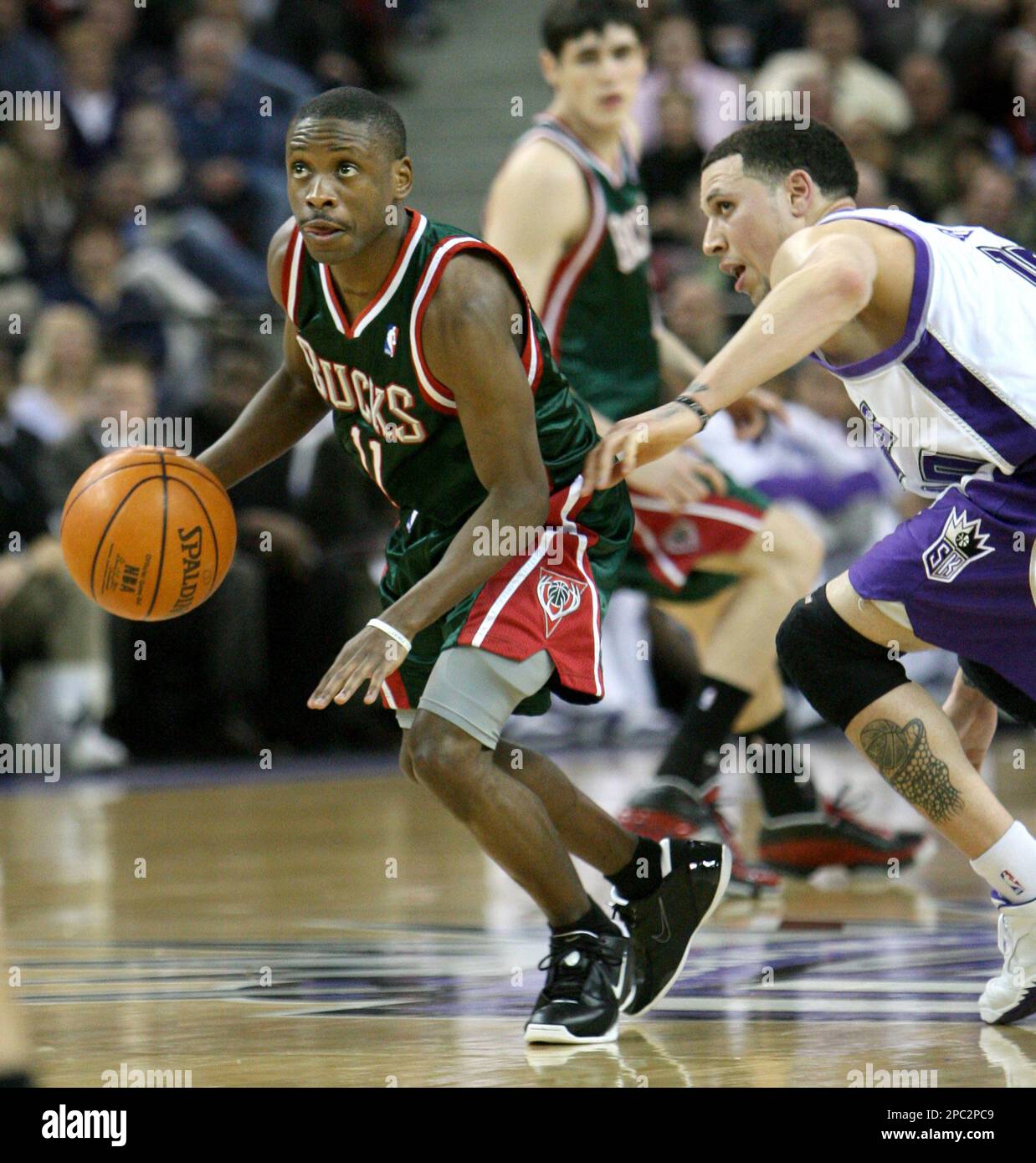 Milwaukee Bucks guard Earl Boykins, left, drives around Sacramento ...