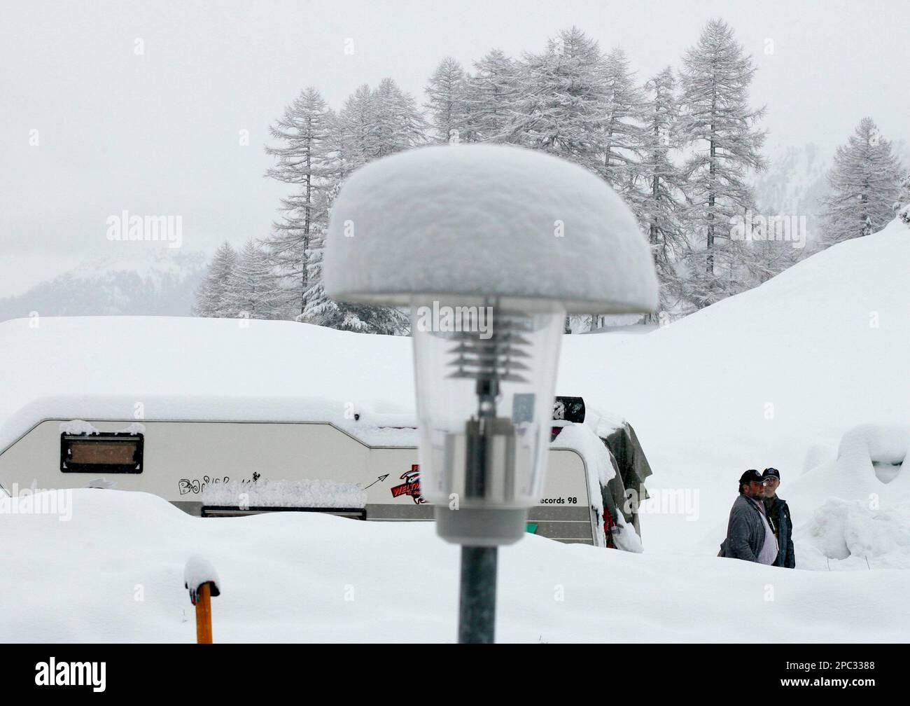 Vom grossen Schneefall ueberraschte Camper bei der Olympia Bobbahn, am ...