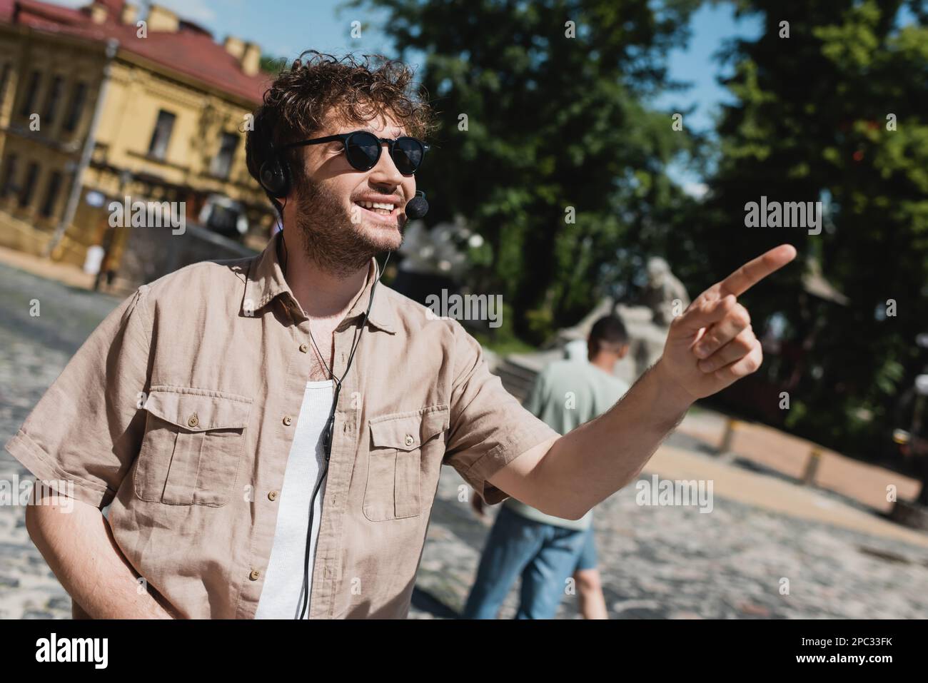 Tour guide pointing europe hi-res stock photography and images - Alamy