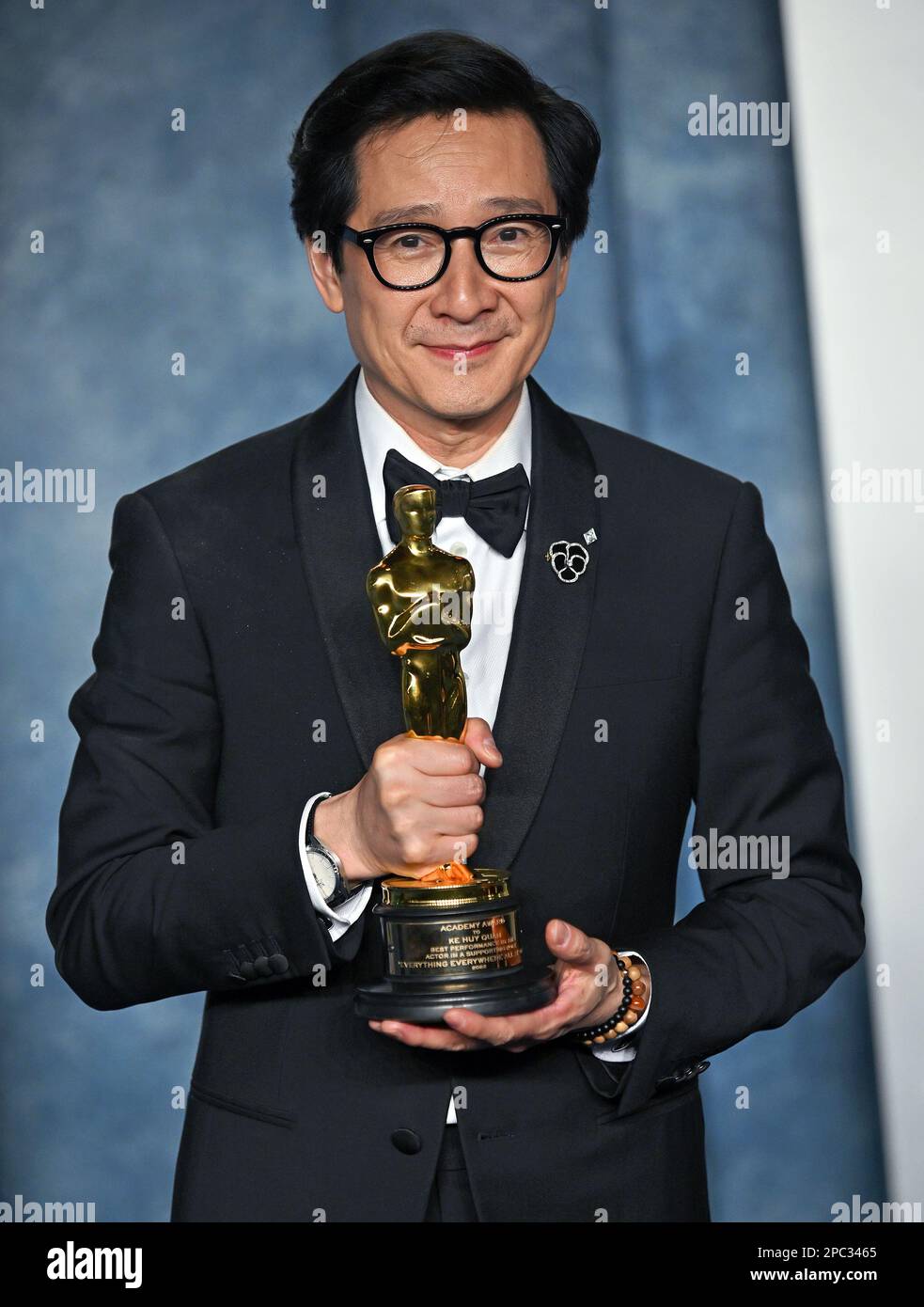 Beverly Hills, United States. 12th Mar, 2023. Ke Huy Quan holds up his ...