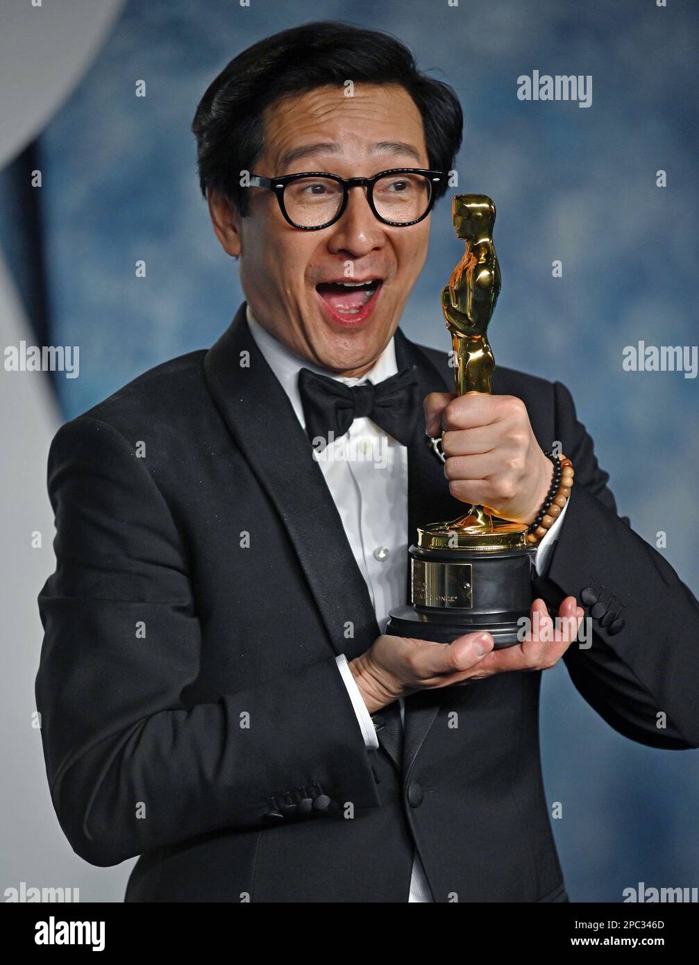 Beverly Hills, United States. 12th Mar, 2023. Ke Huy Quan holds up his ...