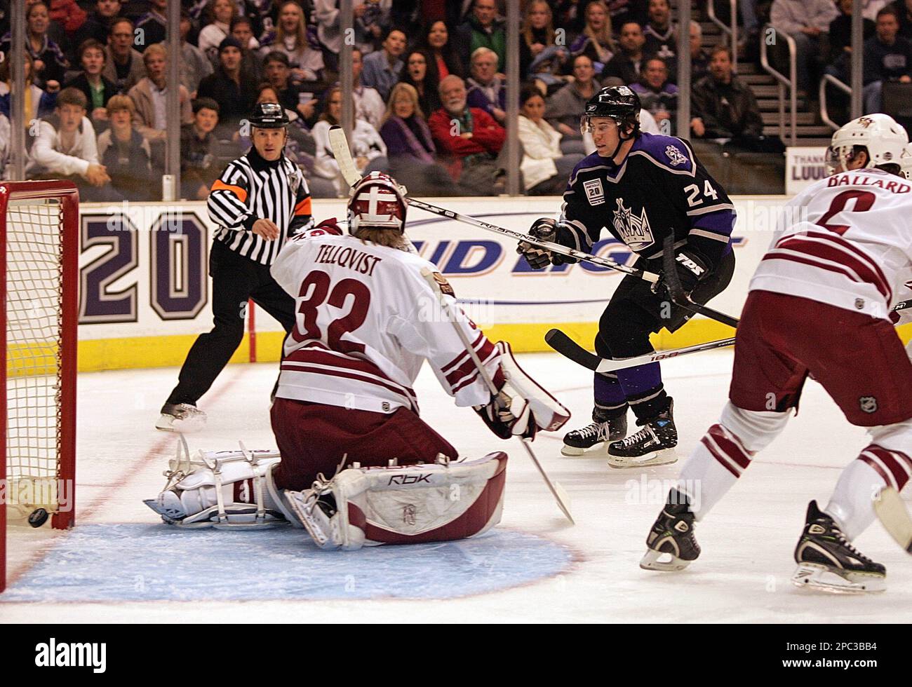 Los Angeles Kings' Alexander Frolov (24) shoots the puck past Phoenix ...