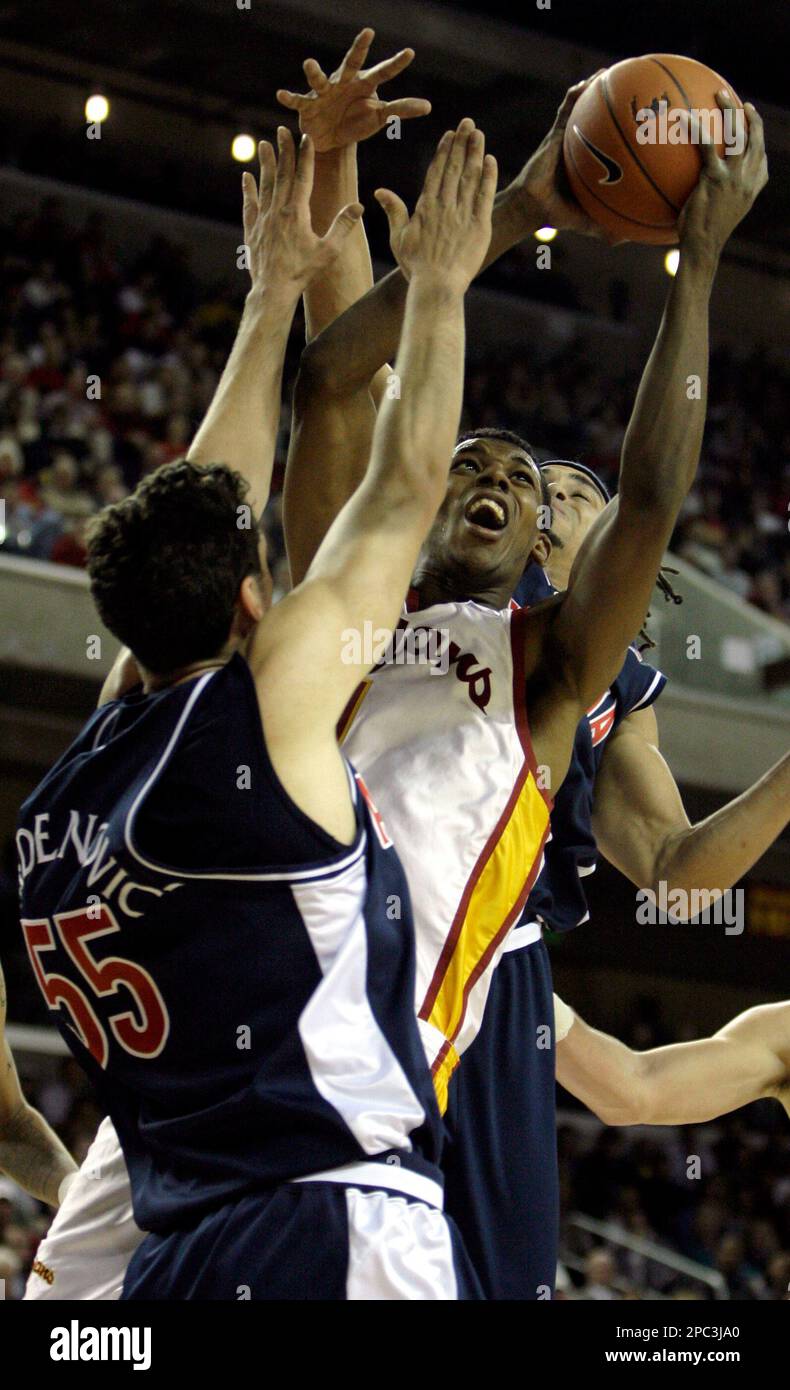 Southern California's Nick Young, center, weaves between the defense of ...
