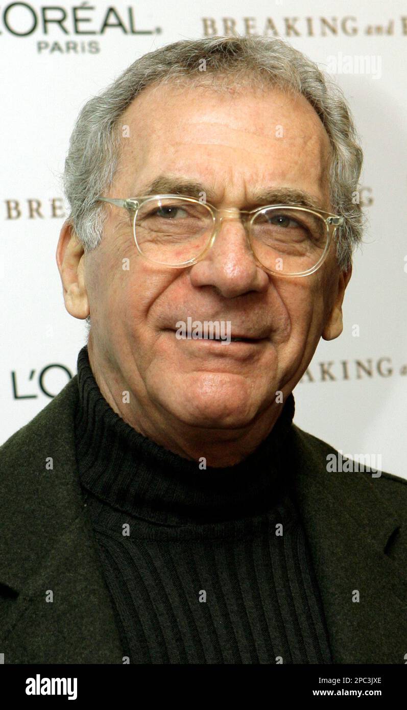 Sydney Pollack poses for photographers during arrivals to the New York ...