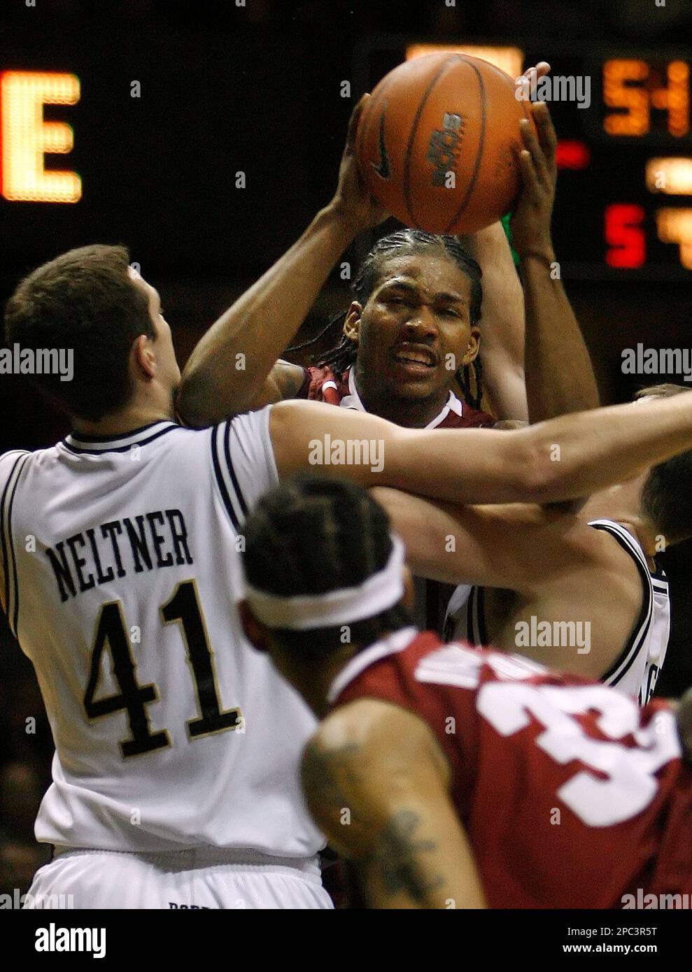 Alabama's Alonzo Gee, center, looks to pass as he gets pressure from ...