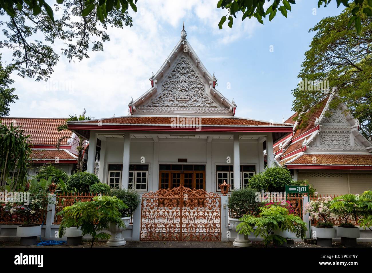 One of many golden Buddhist temples. Bangkok, Thailand Stock Photo - Alamy