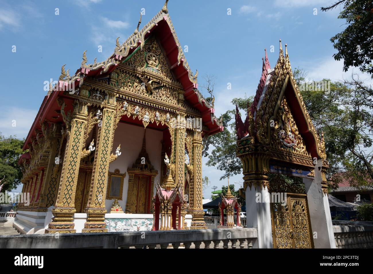 One of many golden Buddhist temples. Bangkok, Thailand Stock Photo - Alamy