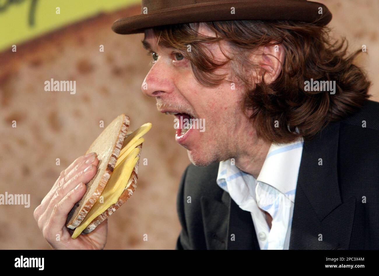 ** ARCHIV ** Der Musiker und Comedian Helge Schneider posiert am 7 ...
