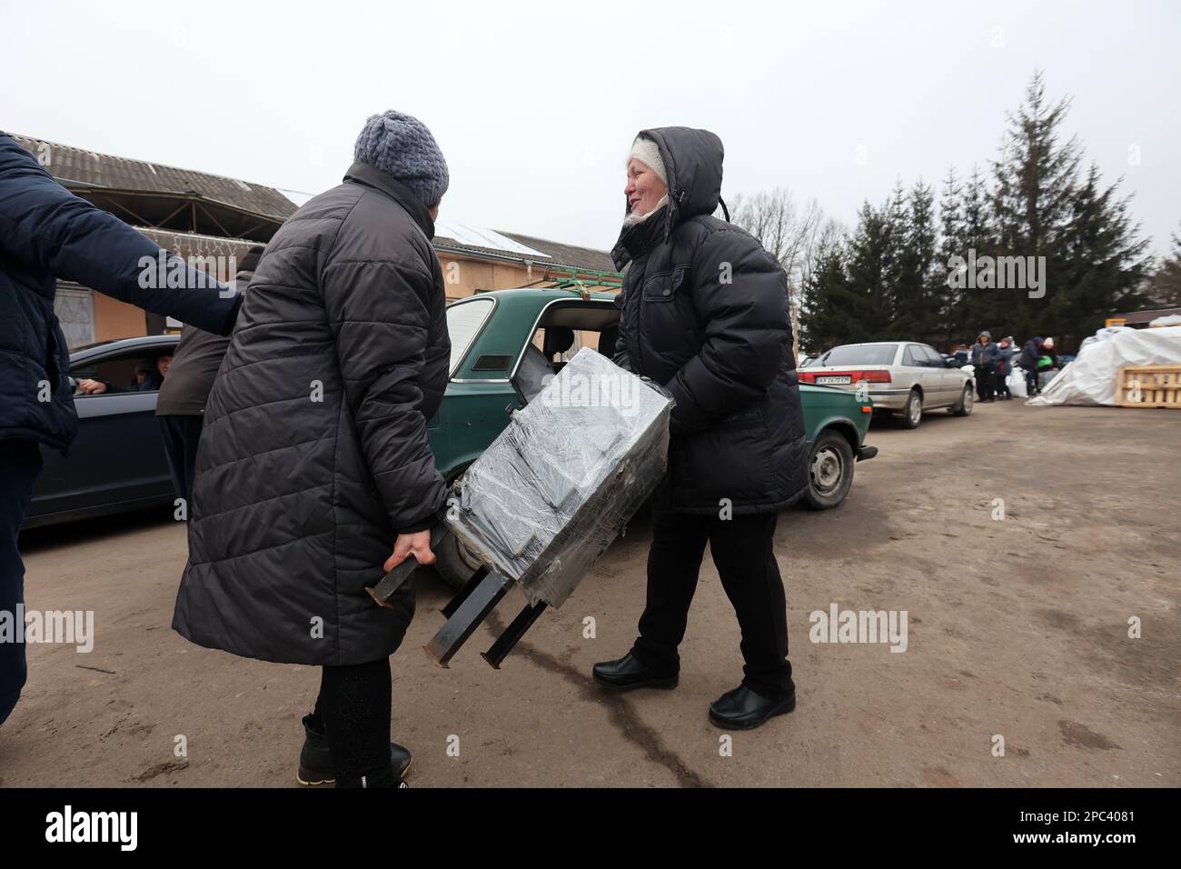 Non Exclusive: TSYRKUNY, UKRAINE - MARCH 11, 2023 - Local residents ...