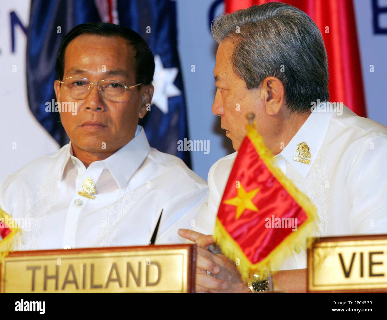 Prime Minister Surayud Chulanont of Thailand, right, confers with Prime ...
