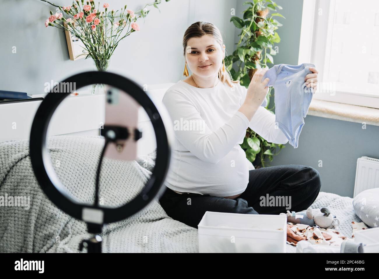Parent explaining a camera to child hi-res stock photography and images ...