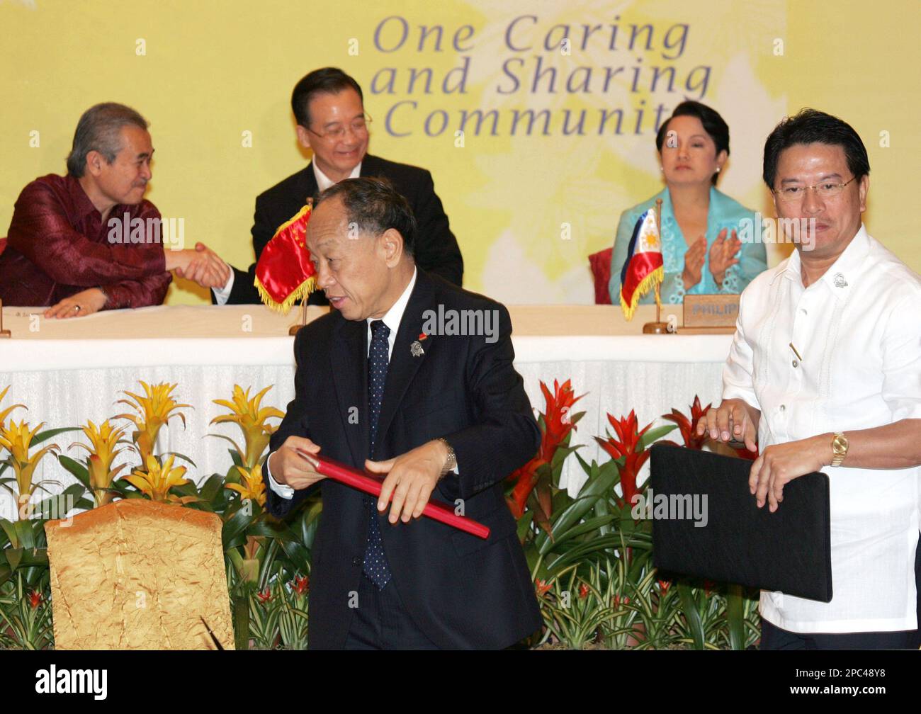 Chinese Foreign Minister Li Zhaoxing, front left, and Philippine Trade ...