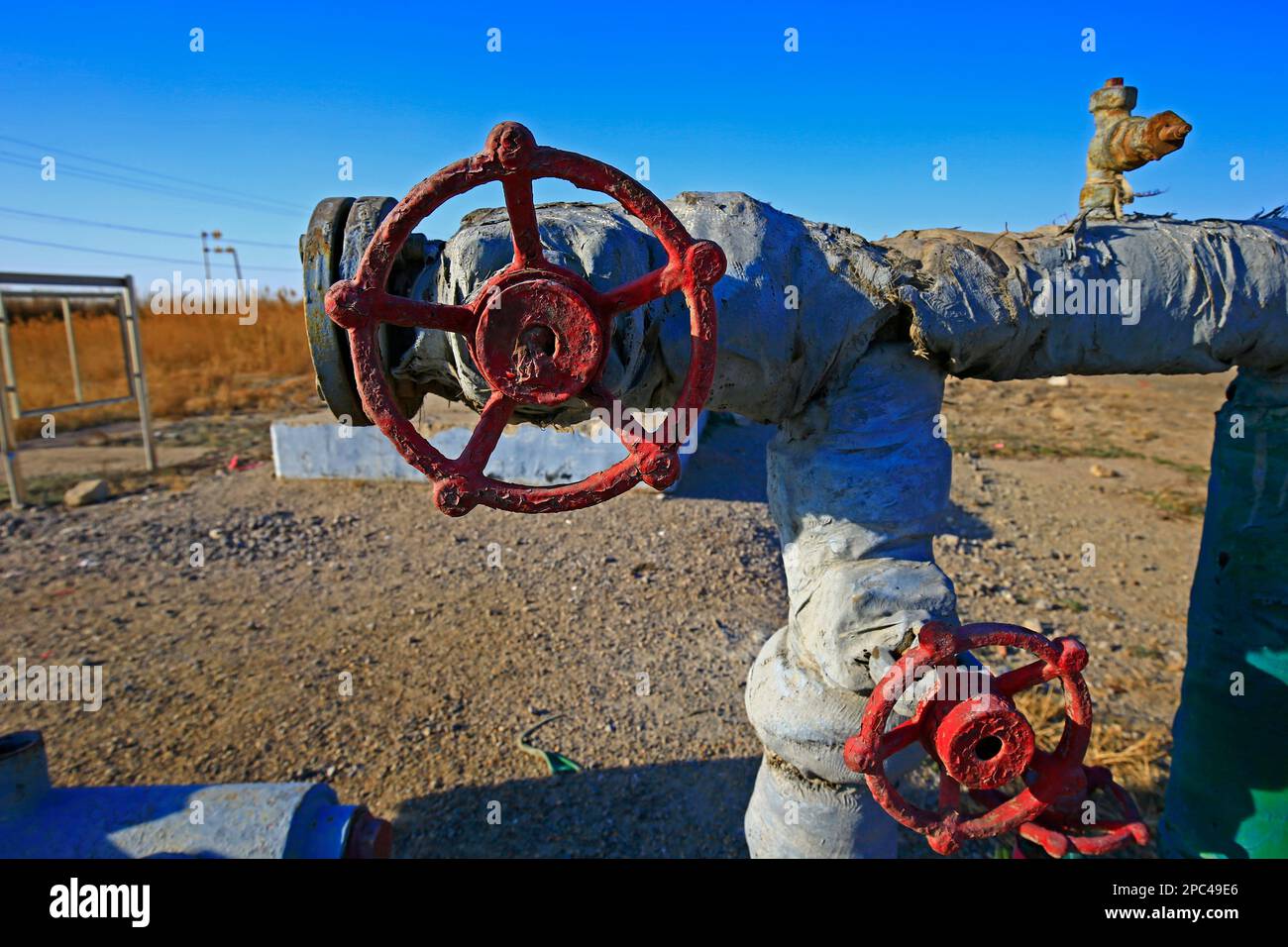 Oil pipes and valves Stock Photo - Alamy