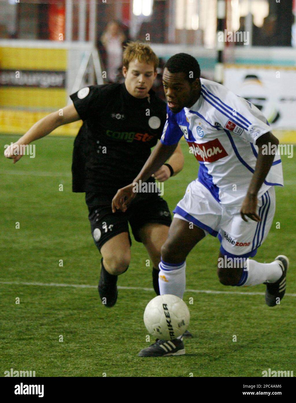 Grasshoppers Kim Jaggy, rechts, und FC St. Pauli's Dirk Prediger ...