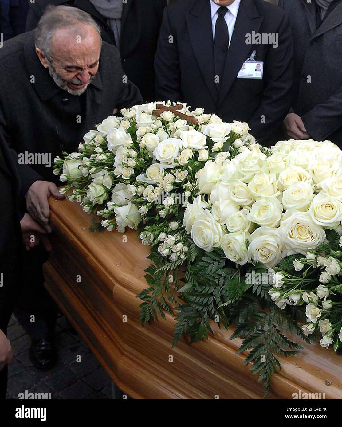 **ALTERNATIVE CROP OF ERB101**Carlo Castagna cries over the coffin of ...