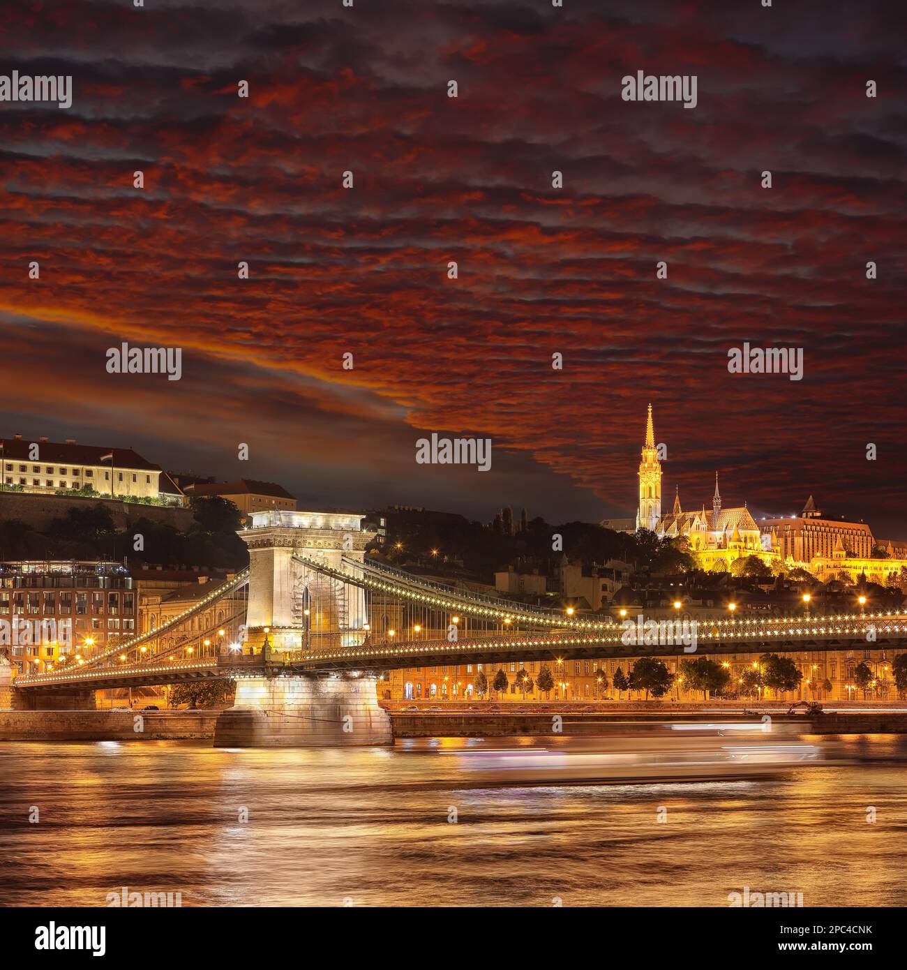 Amazing night scene with traffic on Széchenyi Chain bridge over Danube ...