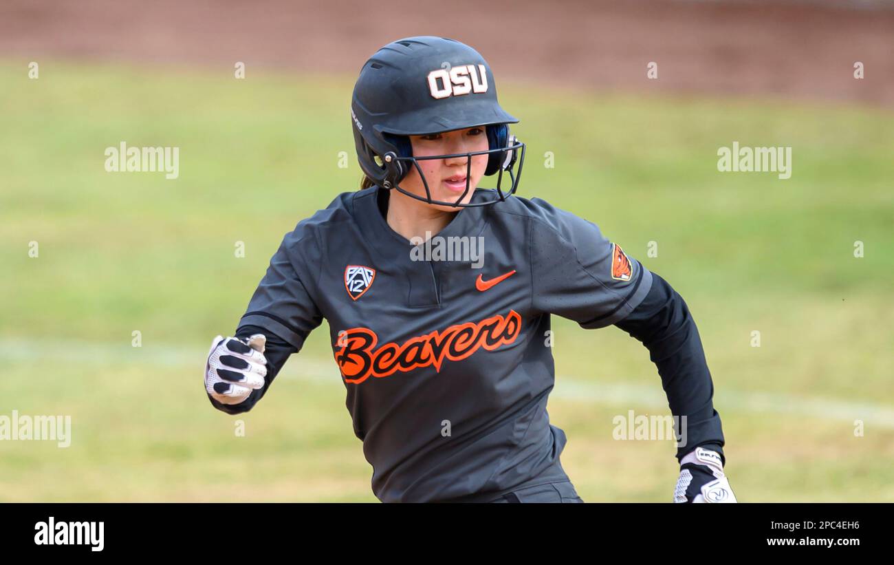 Oregon St. outfielder Morgan Howey (11) runs to second base during an ...