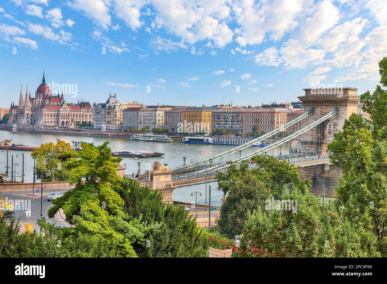 Breathtaking daily scene with Széchenyi Chain bridge over Danube river ...