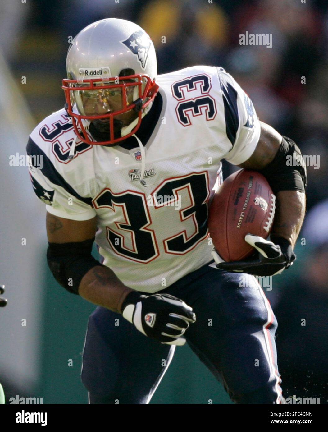 New England Patriots' Kevin Faulk (33) runs with the ball during the ...