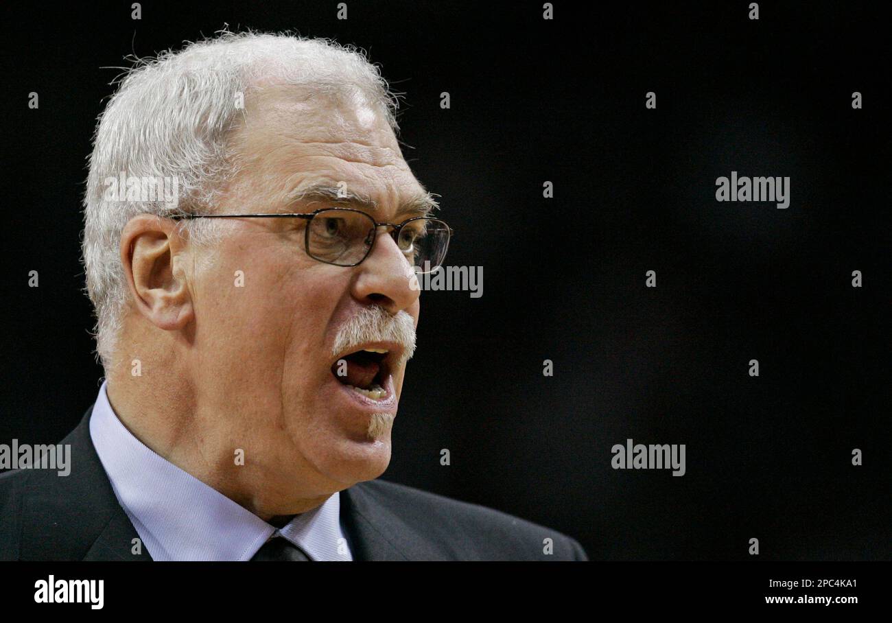 Los Angeles Lakers coach Phil Jackson yells at his team during the ...