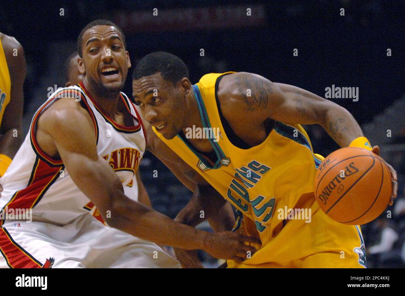 New Orleans Hornets forward Rasual Butler, right, drives against ...