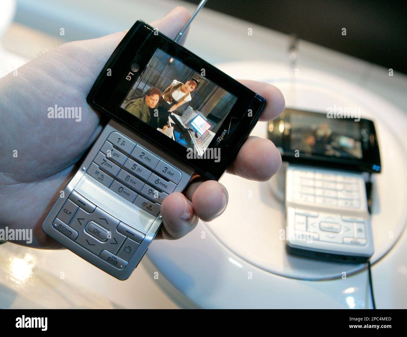 LG's VX9400 mobile phones with Verizon V Cast Mobile TV service are ...