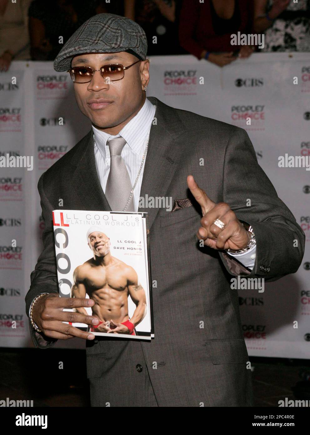 LL Cool J arrives at the 33rd Annual People's Choice Awards on Tuesday ...