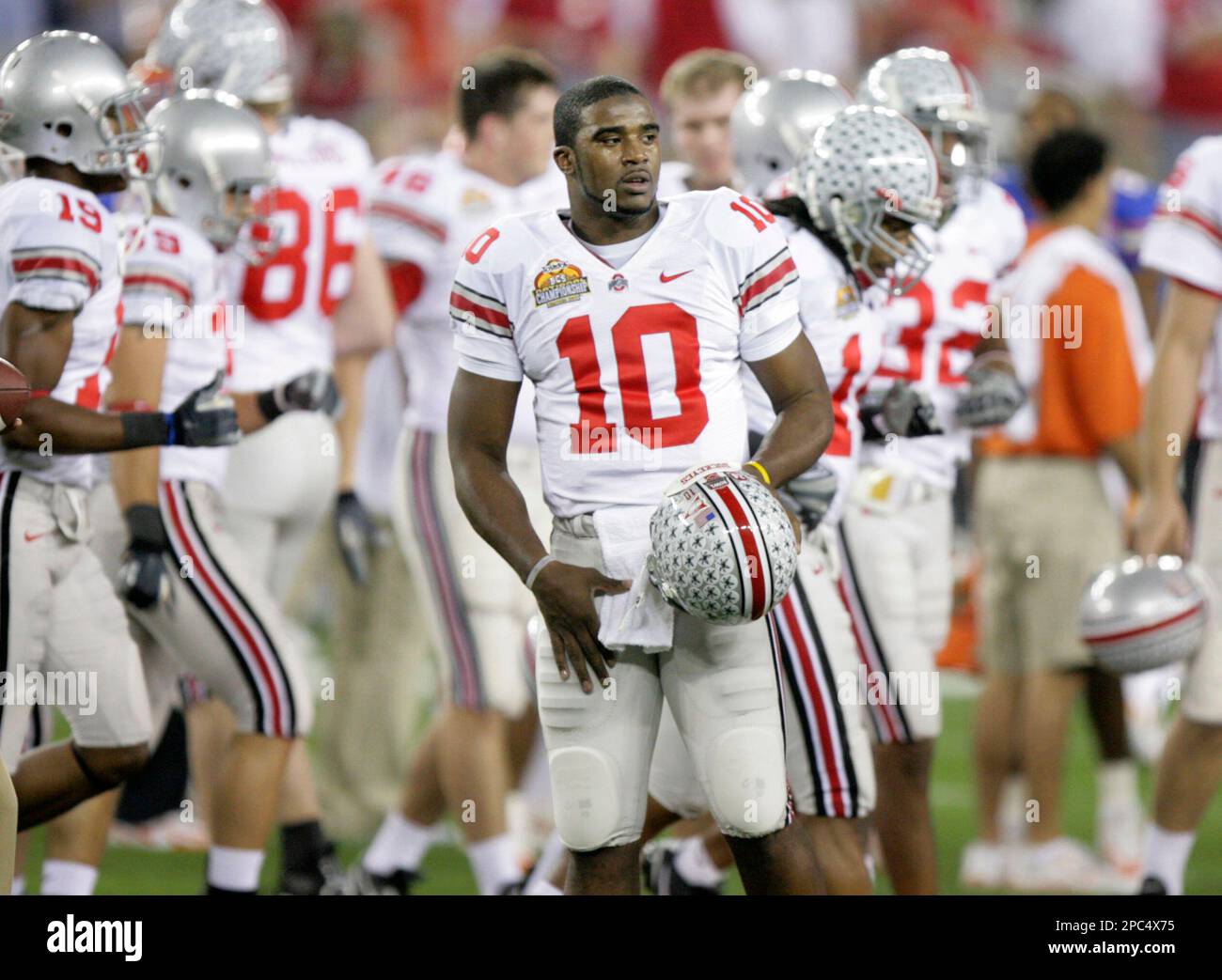 Ohio State quarterback Troy Smith (10) warms up with his team before ...