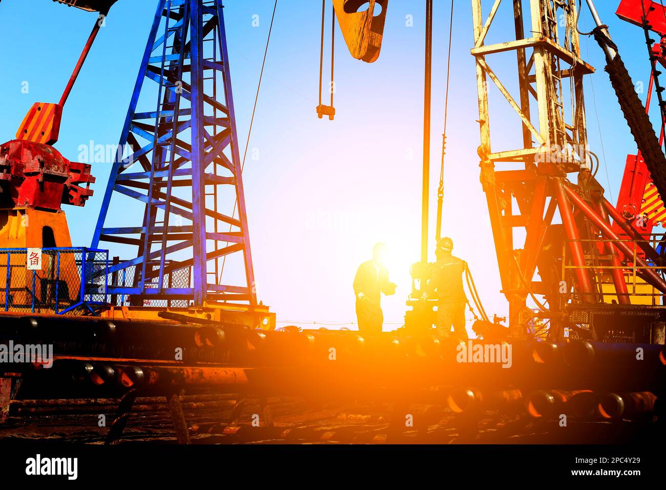 Oil and gas workers technology hi-res stock photography and images - Alamy