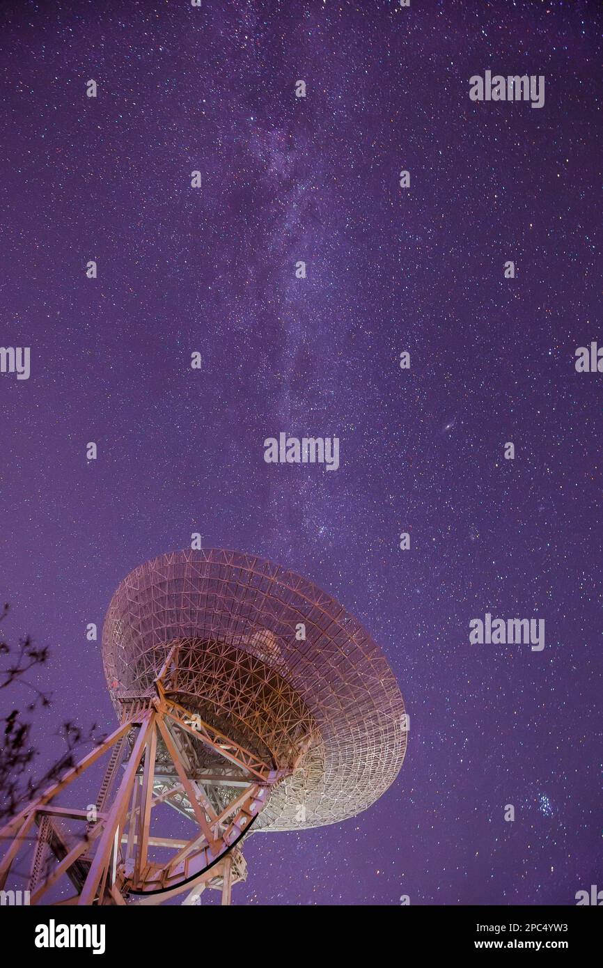 Radio telescopes and the Milky Way at night Stock Photo - Alamy