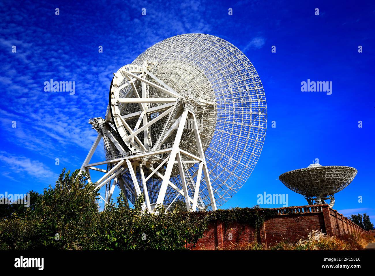 The observatory radio telescope Stock Photo - Alamy