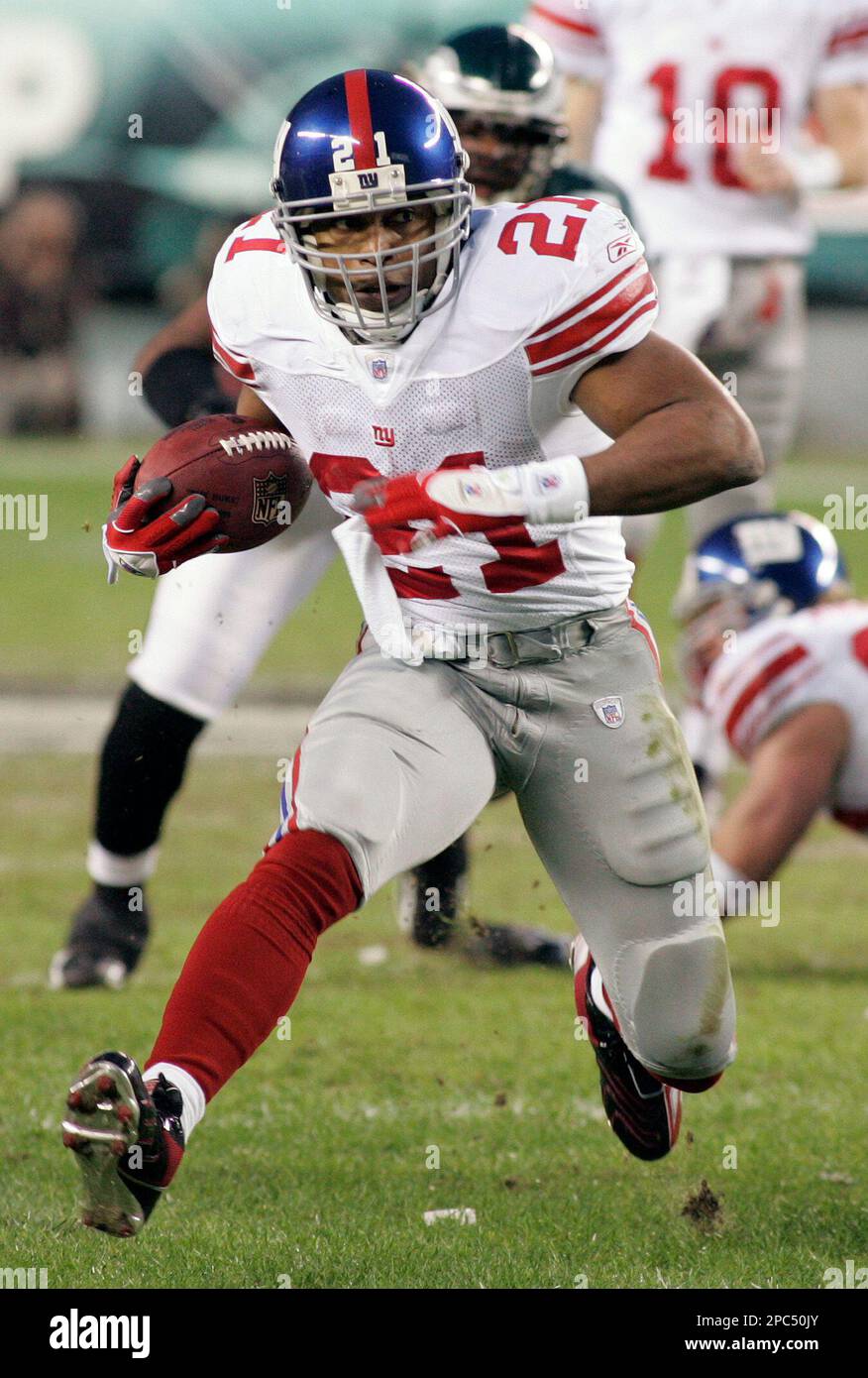 New York Giants running back Tiki Barber breaks free and heads down ...