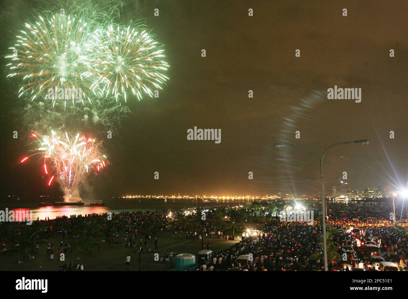 Thousands of Filipinos watch fireworks from Britain during the "Pyro ...