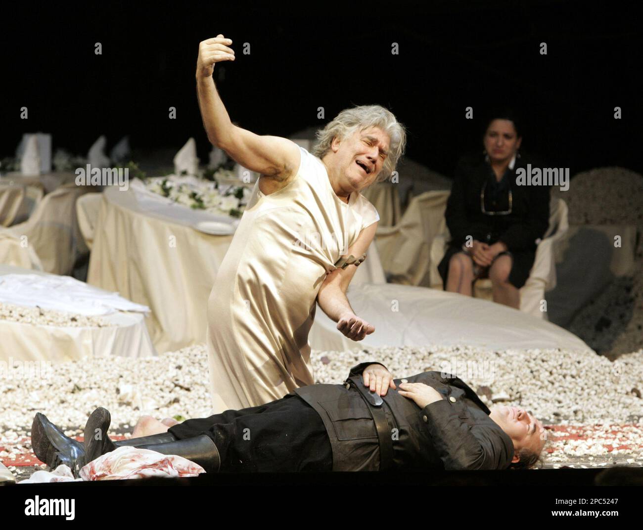 Urs Hefti in der Rolle des Thisbe, Udo Samel als Pyramus, vorne von ...