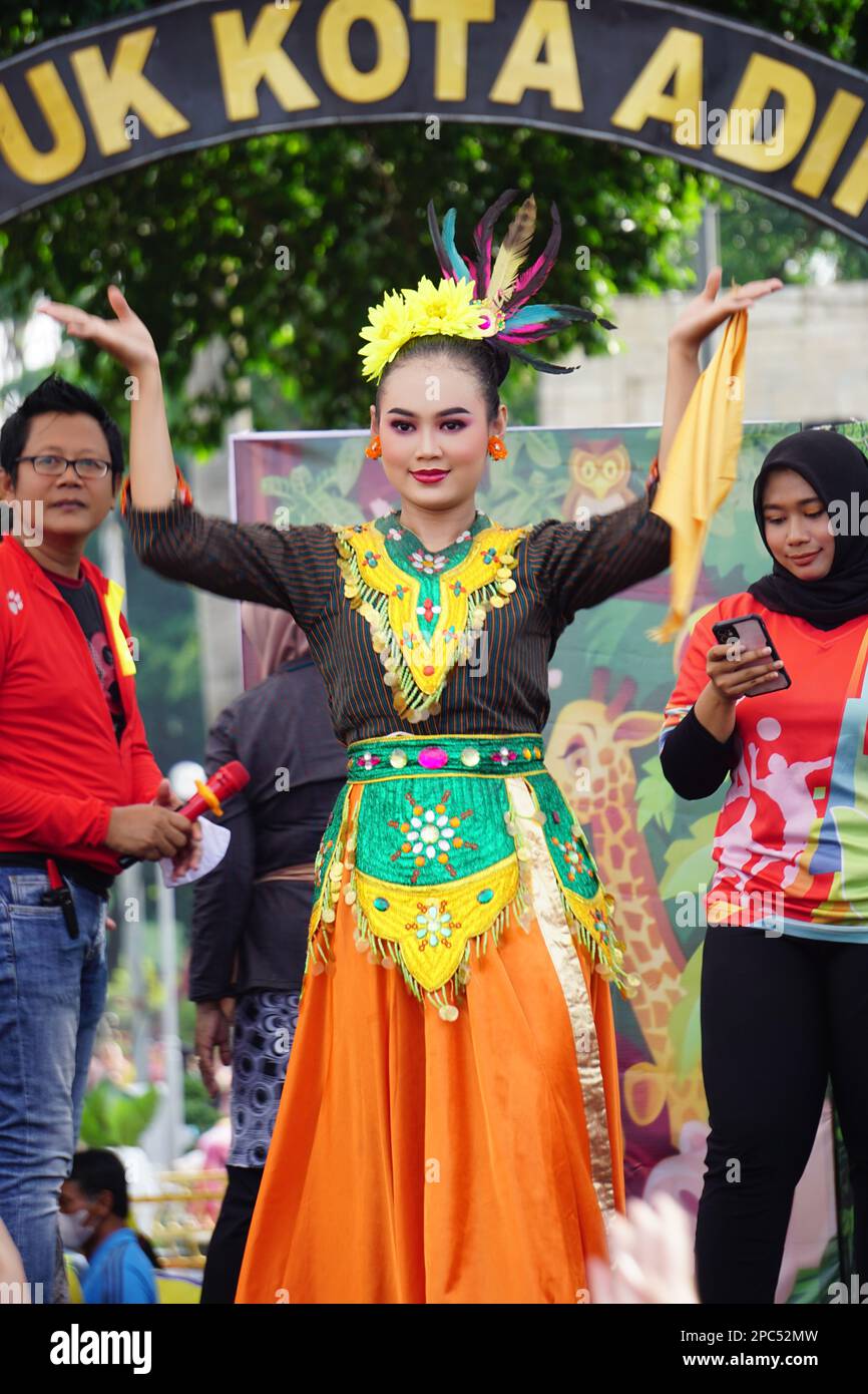 Indonesian traditional dancer with traditional clothes Stock Photo - Alamy