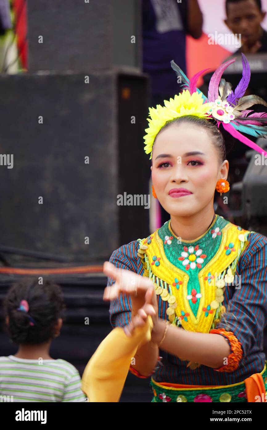Indonesian traditional dancer with traditional clothes Stock Photo - Alamy