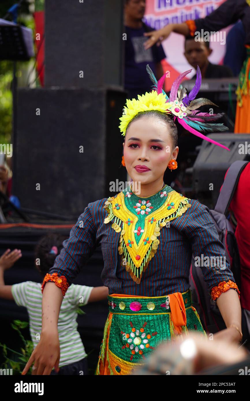 Indonesian traditional dancer with traditional clothes Stock Photo - Alamy
