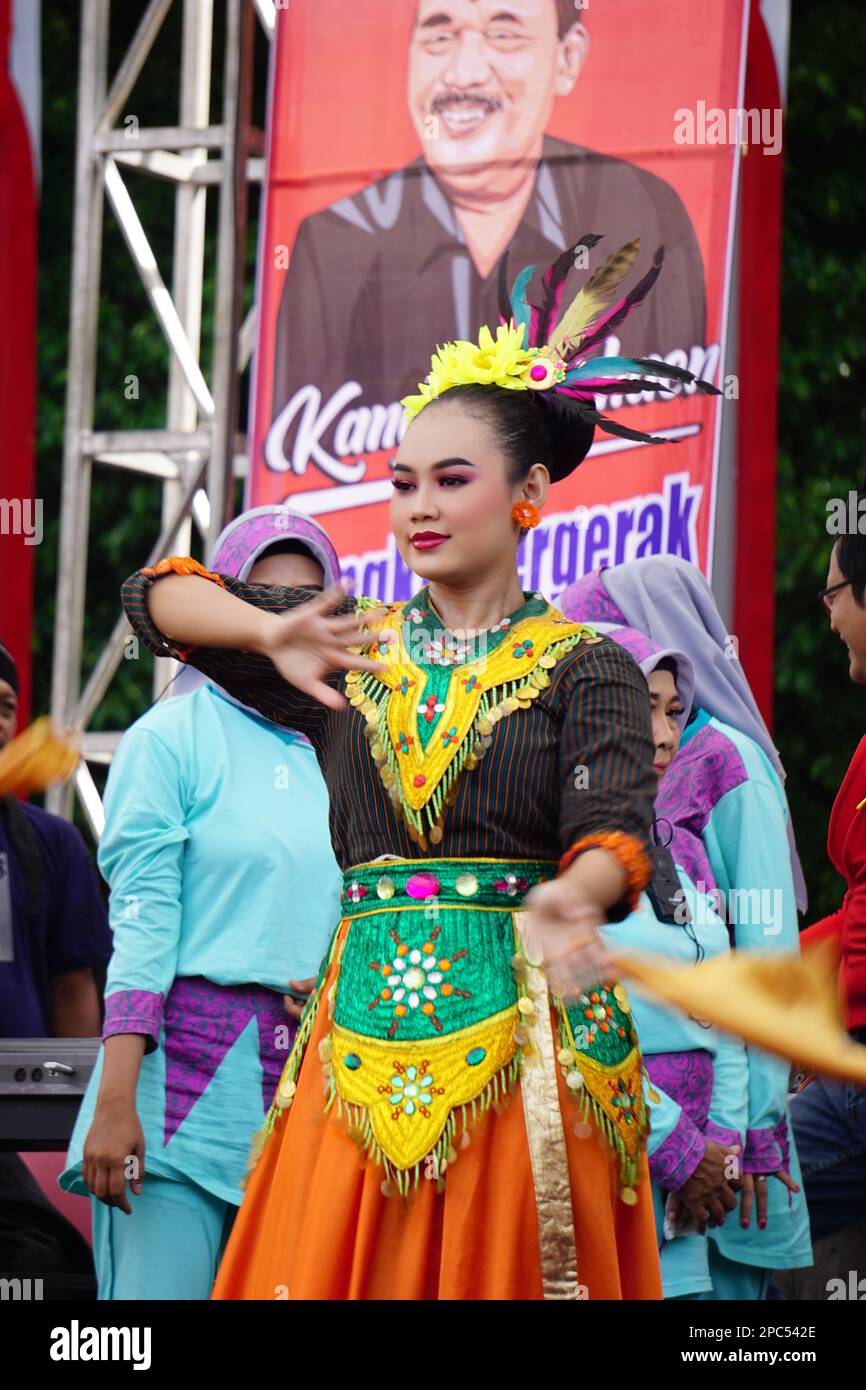 Indonesian traditional dancer with traditional clothes Stock Photo - Alamy
