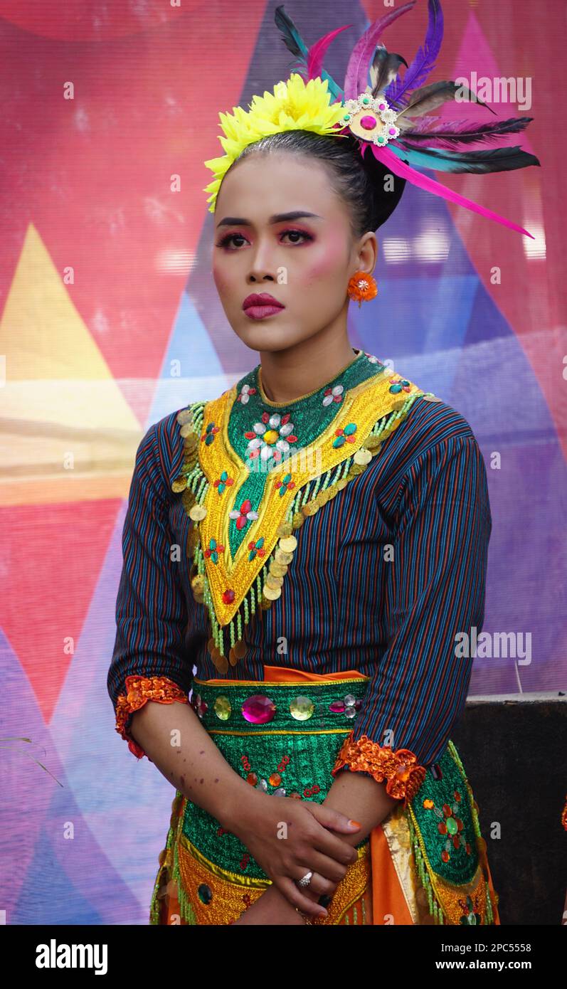 Indonesian traditional dancer with traditional clothes Stock Photo - Alamy