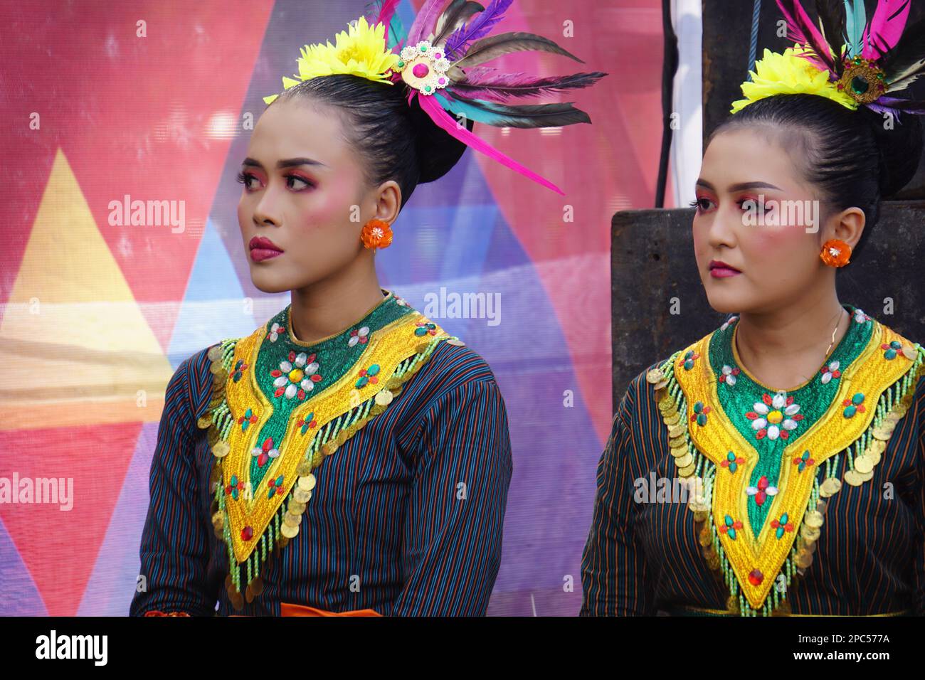 Indonesian traditional dancer with traditional clothes Stock Photo - Alamy
