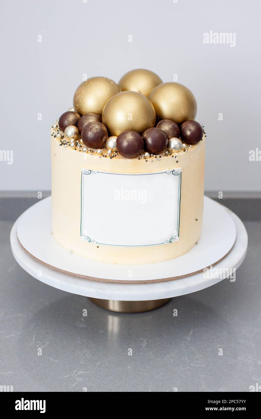 Birthday cake with icing words hi-res stock photography and images - Alamy