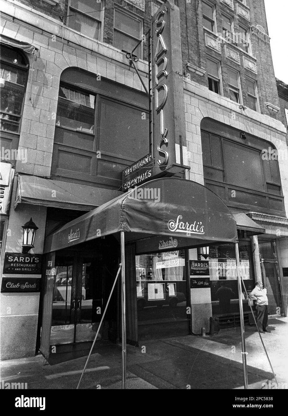 **File** The exterior of New York City's Sardi's restaurant is shown in ...