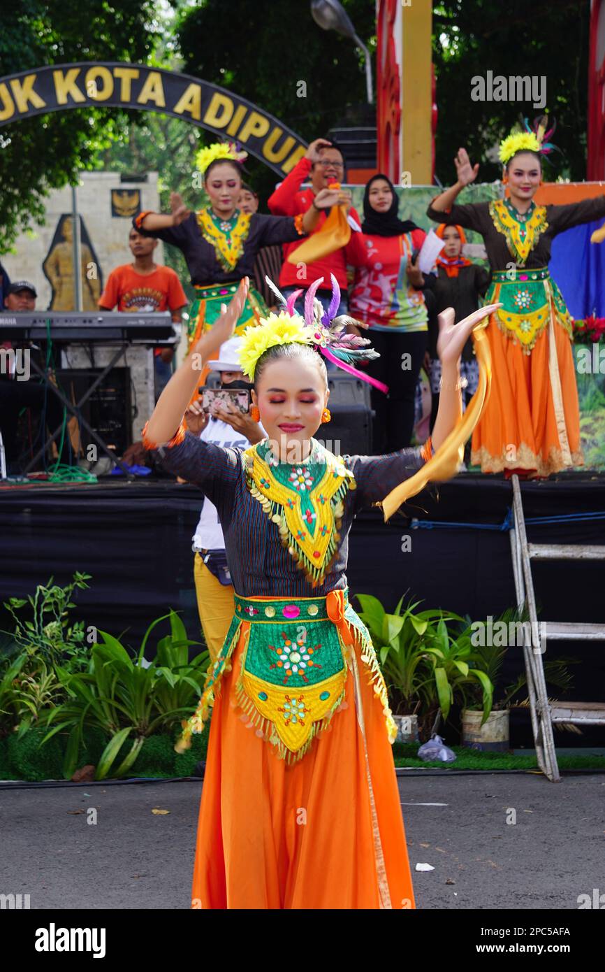 Indonesian traditional dancer with traditional clothes Stock Photo - Alamy
