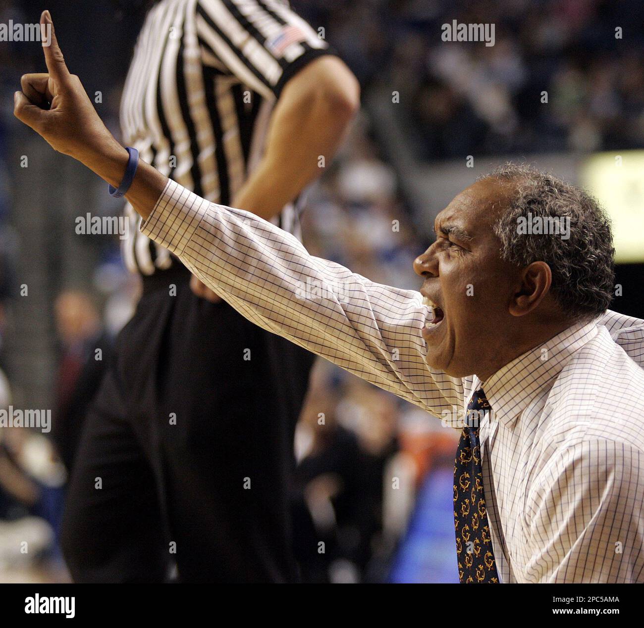 Kentucky basketball coach Tubby Smith shouts instructions to his team ...