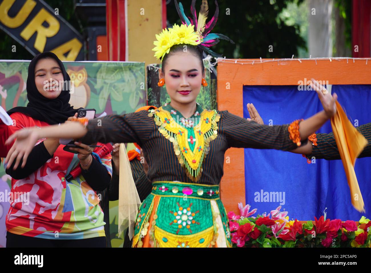 Indonesian traditional dancer with traditional clothes Stock Photo - Alamy