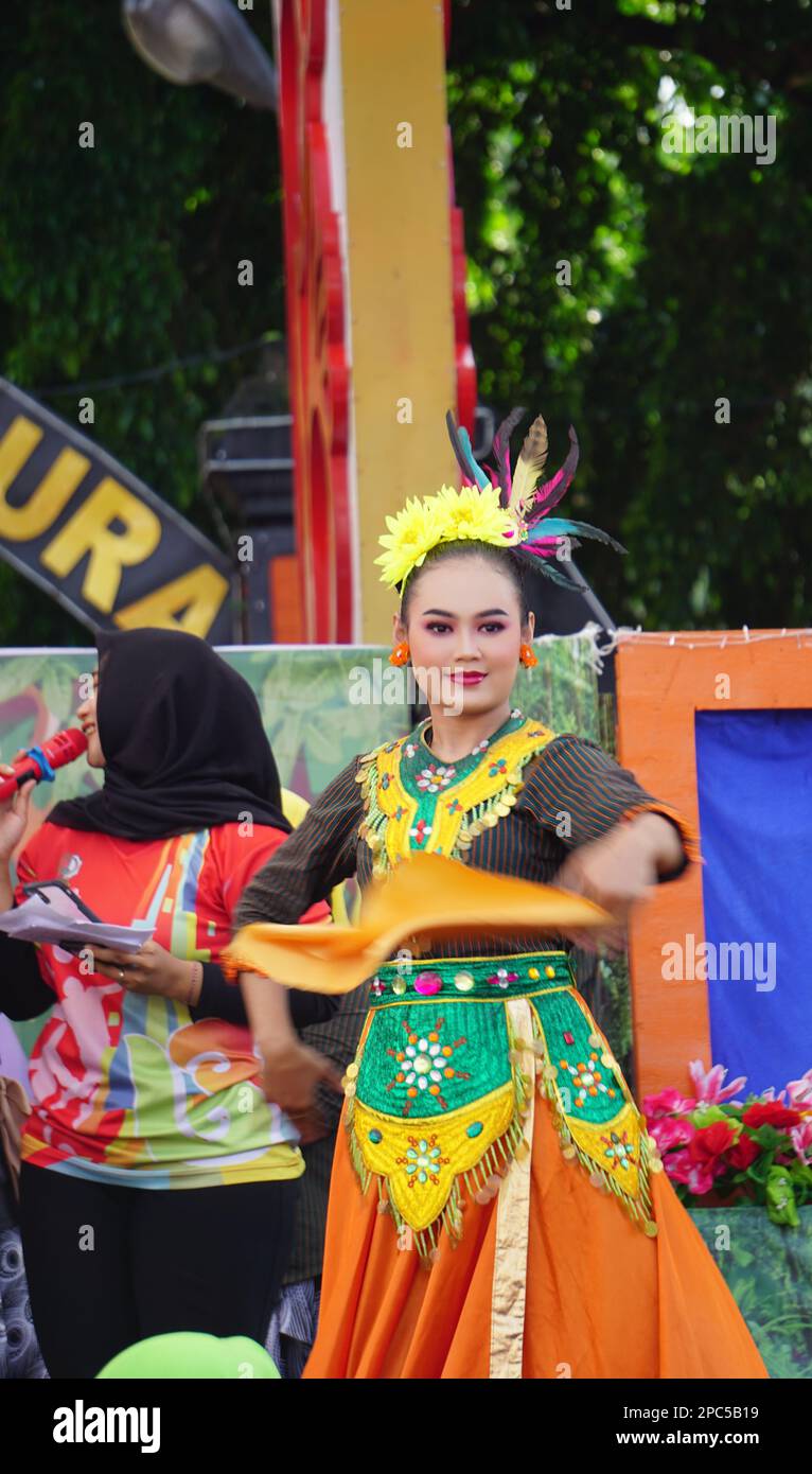 Indonesian traditional dancer with traditional clothes Stock Photo - Alamy