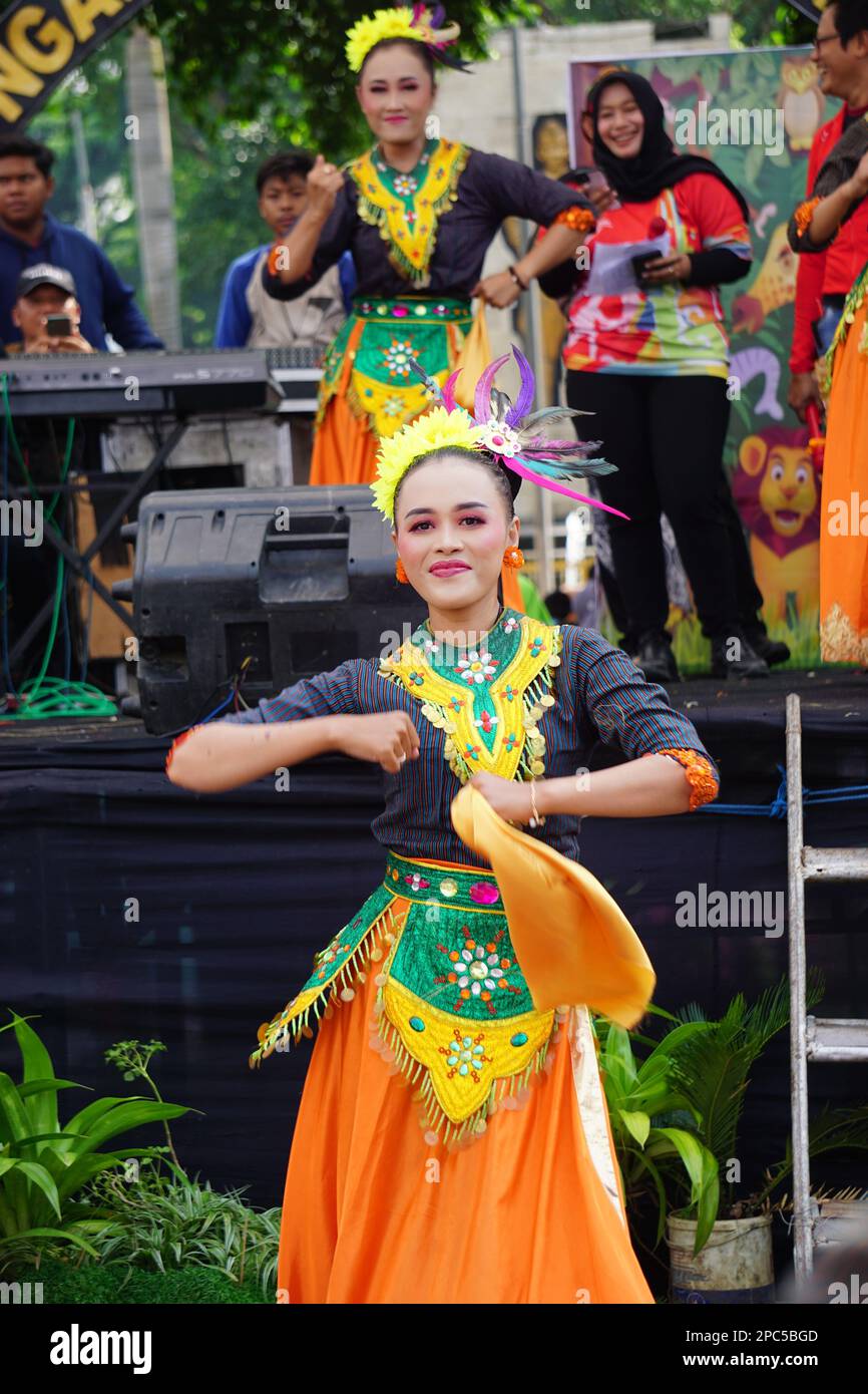 Indonesian traditional dancer with traditional clothes Stock Photo - Alamy