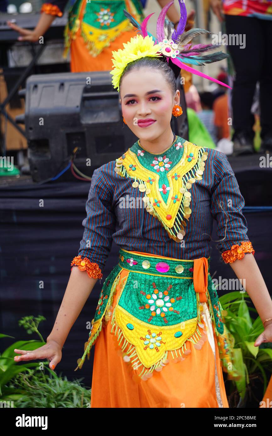 Indonesian traditional dancer with traditional clothes Stock Photo - Alamy